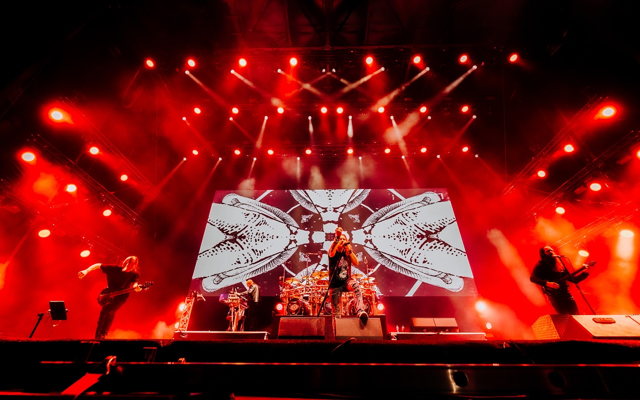 See JAMES LABRIE Falling On Stage During Opening Song Of DREAM THEATER ...